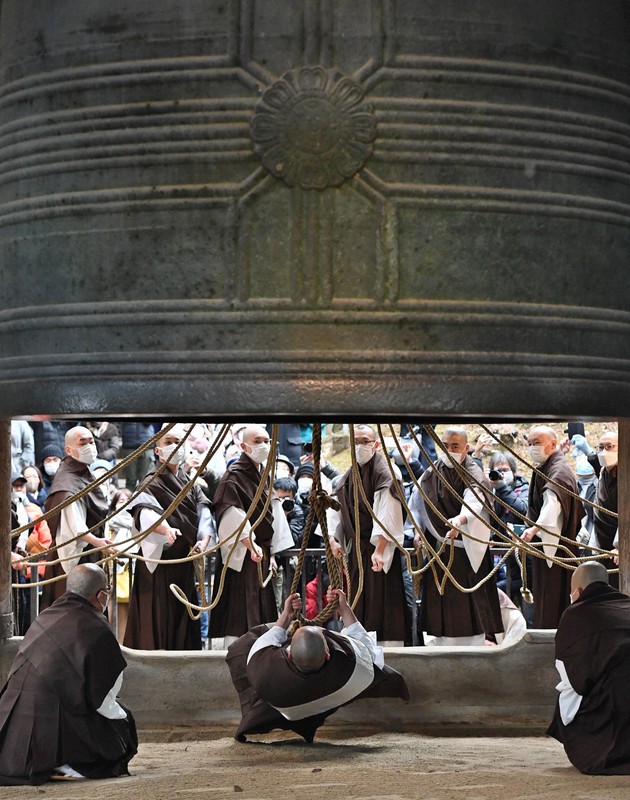 Resounding rehearsal: Buddhist priests in Kyoto practice ringing bell ...