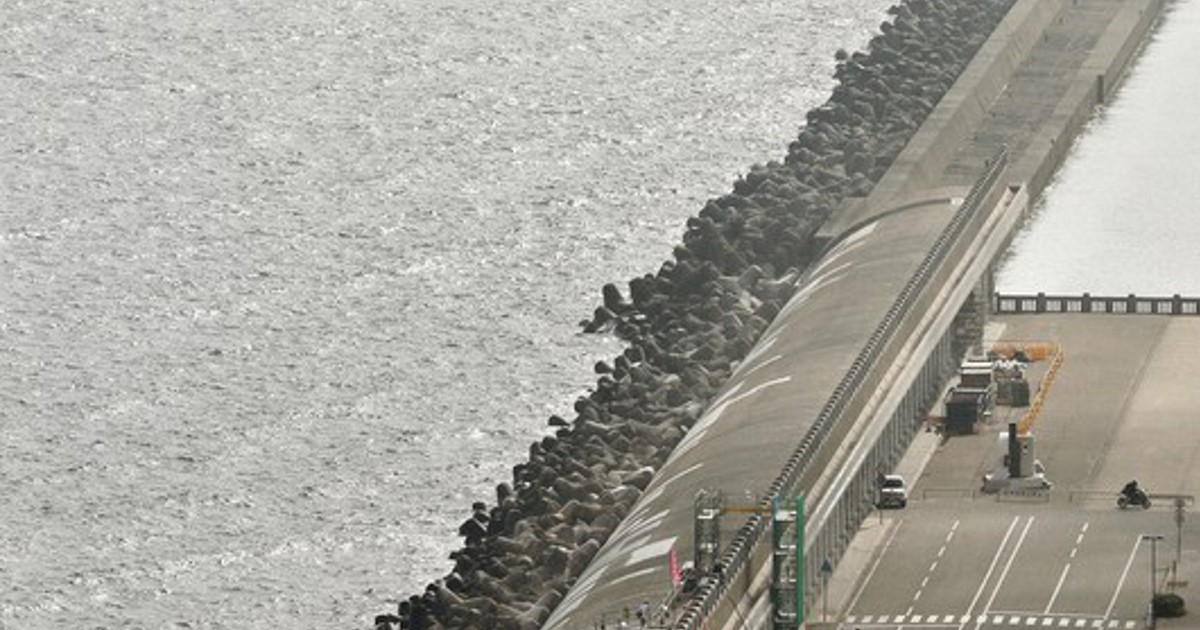 Retro Japan in Photos: Arched breakwater in Hokkaido, with a hint of ...