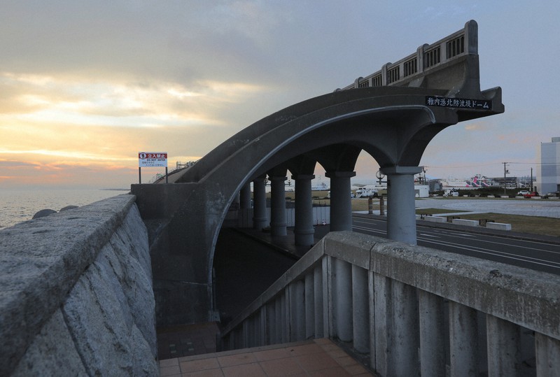 Retro Japan in Photos: Arched breakwater in Hokkaido, with a hint of ...