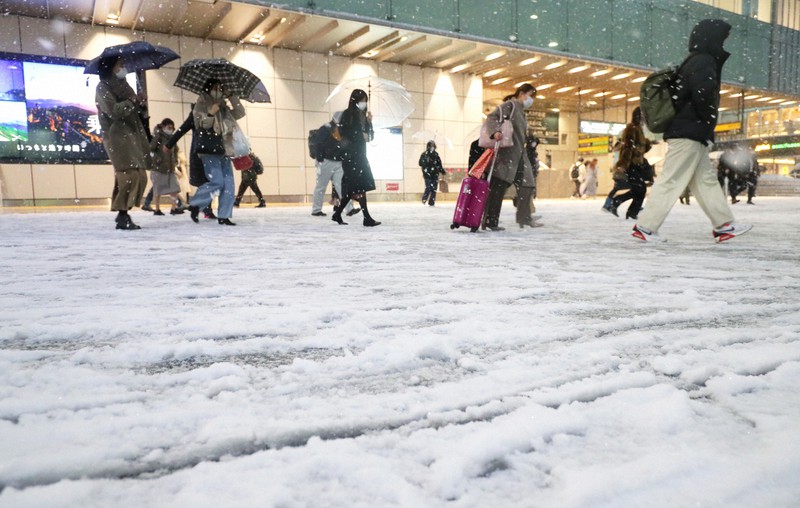 Drivers forced to sleep in cars as snowfall brings traffic disruption ...