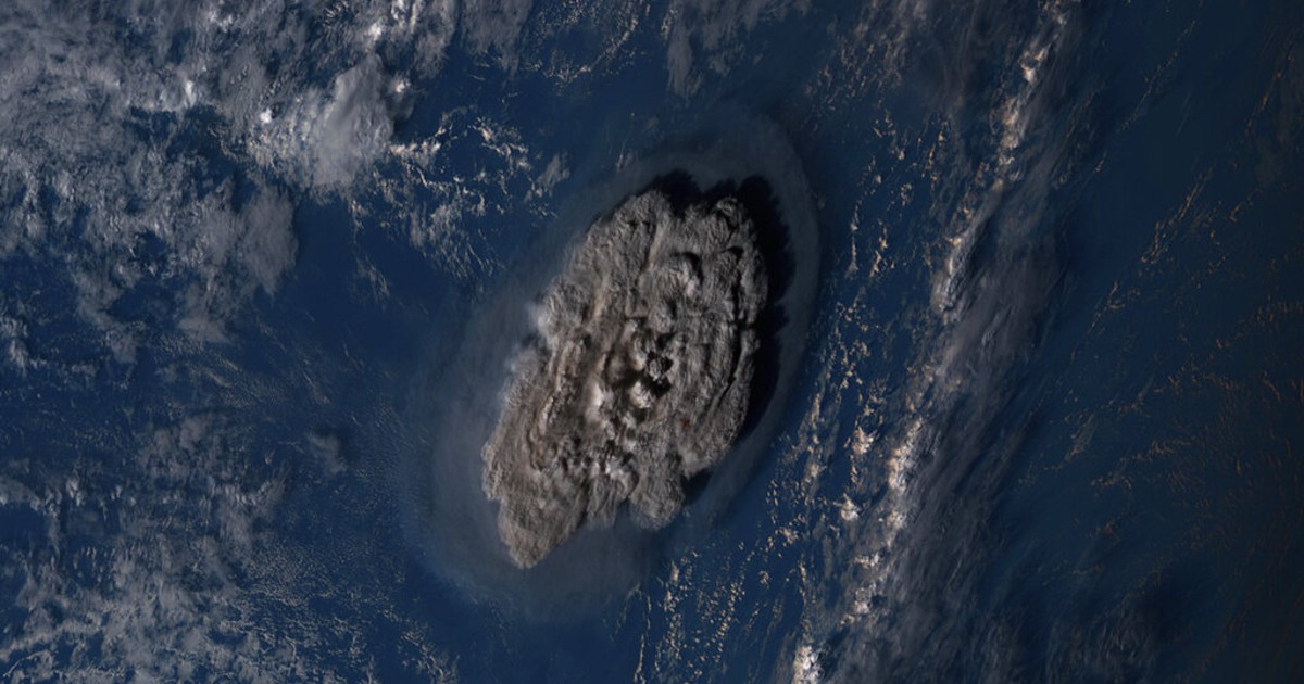 In Photos: Volcano erupts near Tonga - The Mainichi