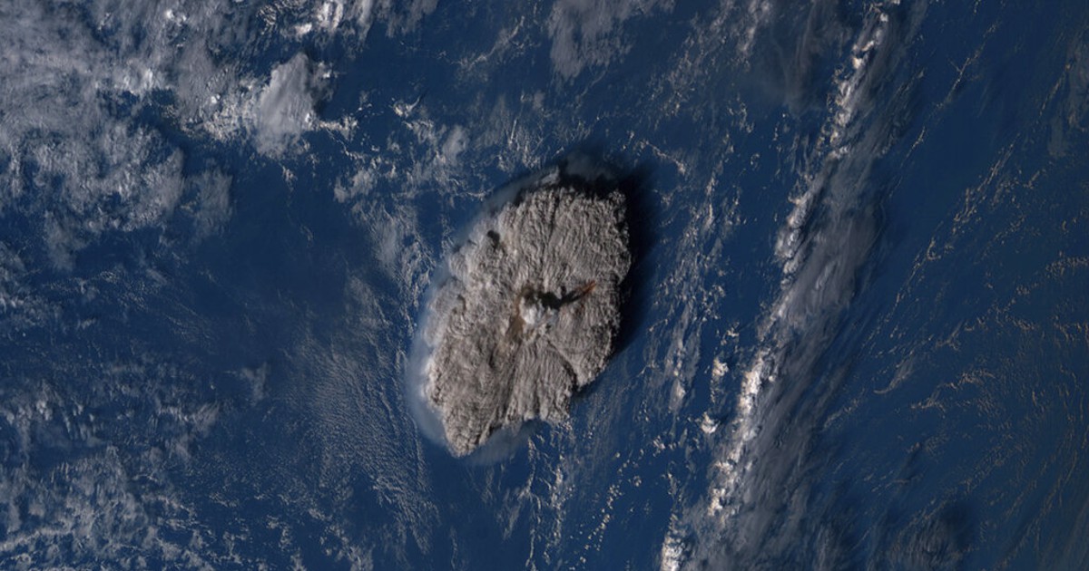 In Photos: Volcano erupts near Tonga - The Mainichi