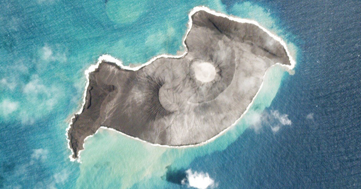 In Photos: Volcano erupts near Tonga - The Mainichi