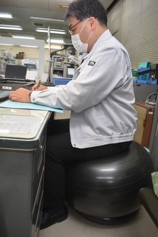 Balanced policy: West Japan city gov't lets workers use exercise balls ...