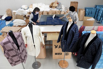 Japan quietly warming to traditional hanten jackets again - The Mainichi