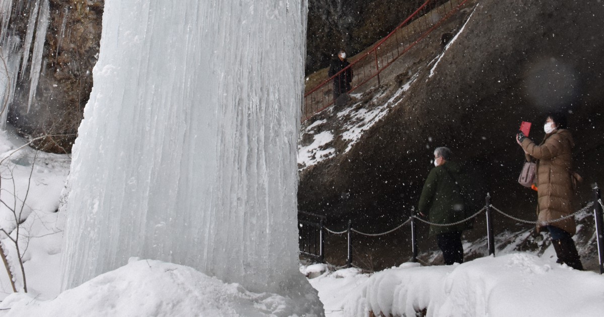Japan Photo Journal: 33-meter-high waterfall completely freezes for 1st ...