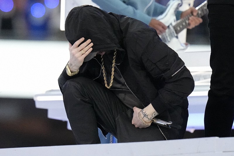 Super Bowl: Eminem takes a knee, 50 Cent hangs upside down - The Mainichi