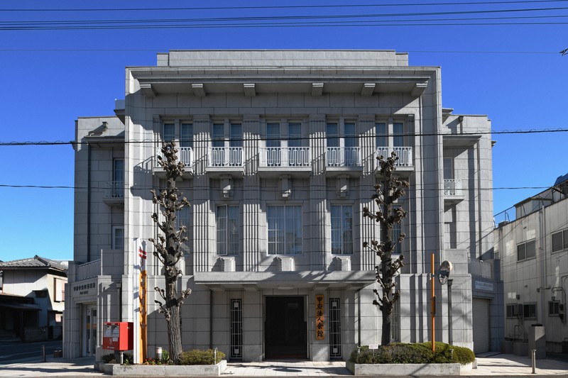 Retro Japan in Photos: Sun rays seeping through skylight brighten ...