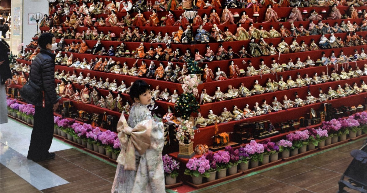 Japan's tallest 'hina' doll display on show at mall north of Tokyo ...