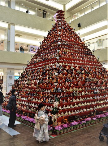 Japan's tallest 'hina' doll display on show at mall north of Tokyo ...
