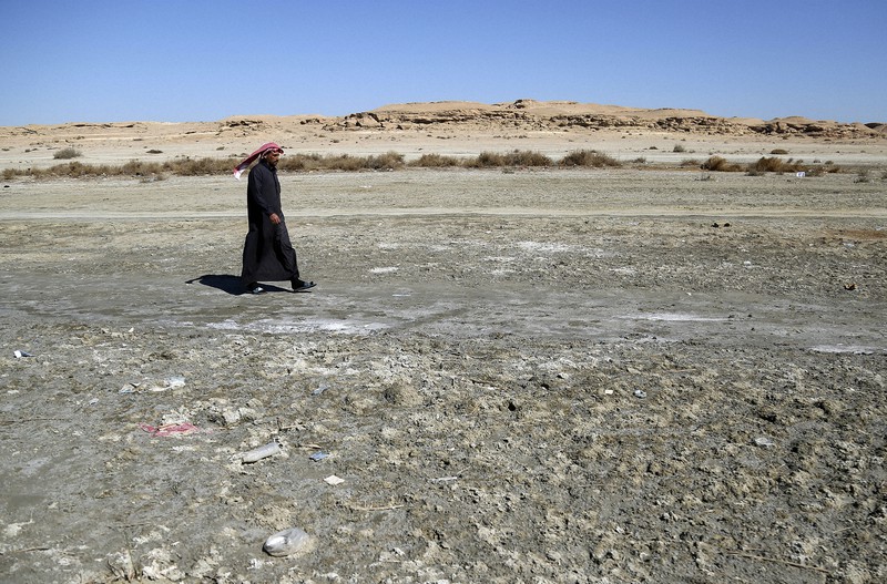 Iraq's second largest lake drying up, turning up dead fish - The Mainichi