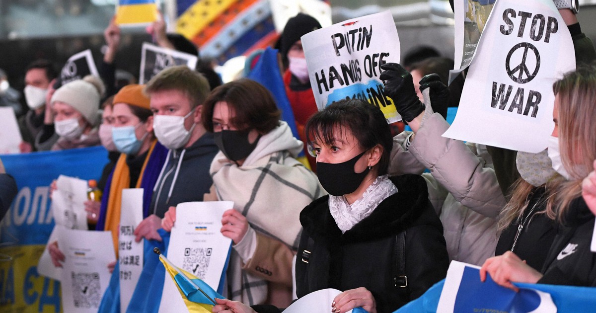 Ukrainians in Japan protest Russian invasion outside Shibuya Station ...