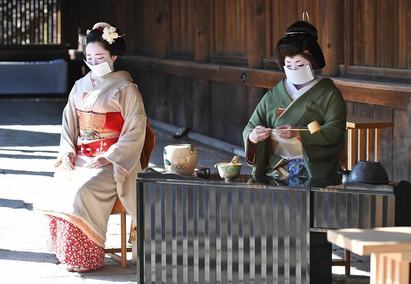 In Photos: Geisha, apprentices make and serve tea at Kyoto plum blossom ...