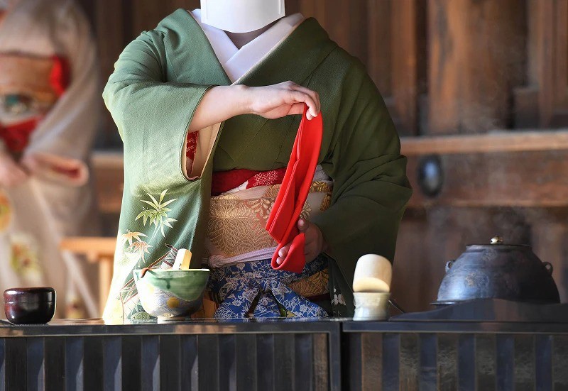 In Photos: Geisha, apprentices make and serve tea at Kyoto plum blossom ...