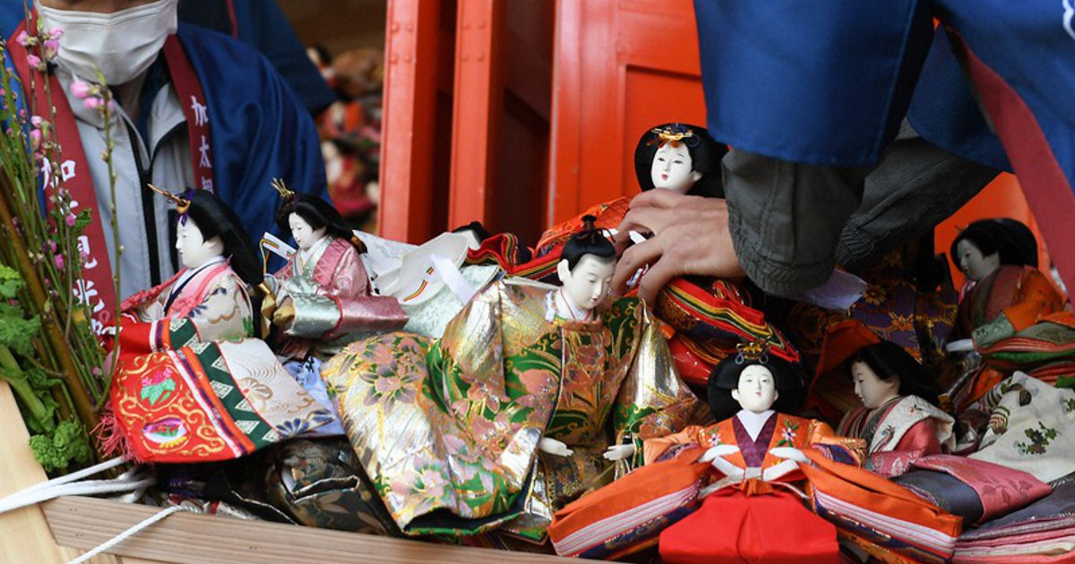 In Photos: 'Hina' dolls float on sea in Girls' Day ritual in west Japan ...