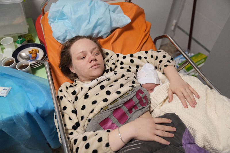 Amid Mariupol horror, a newborn rests in her mother's arms - The Mainichi