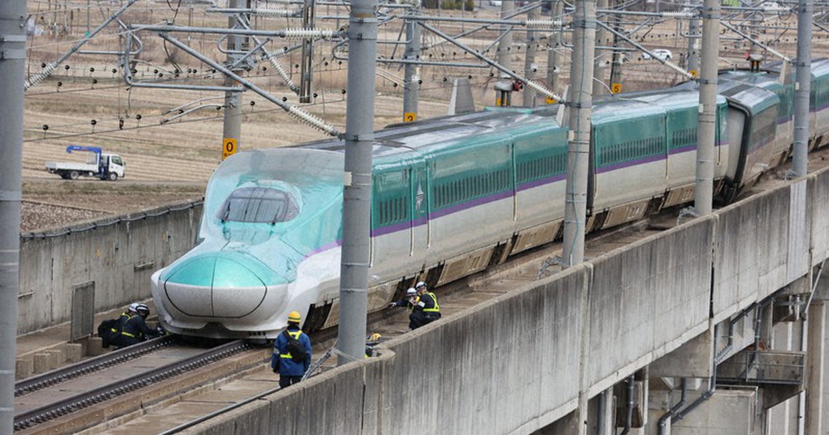 In Photos: Work to remove bullet train derailed by quake commences ...