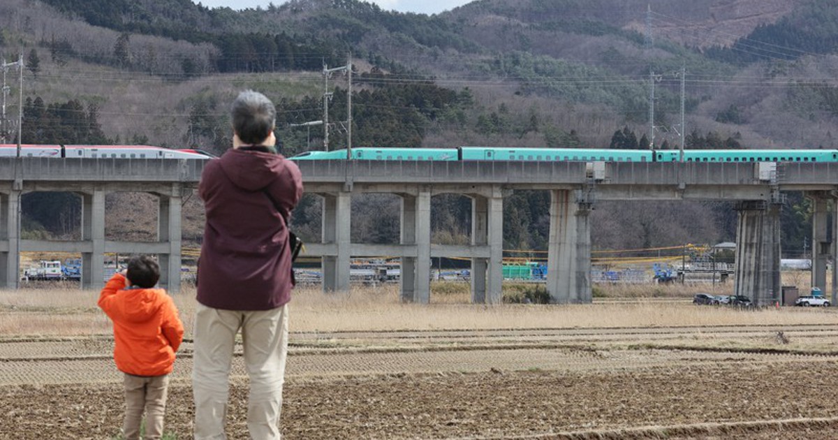 In Photos: Work to remove bullet train derailed by quake commences ...