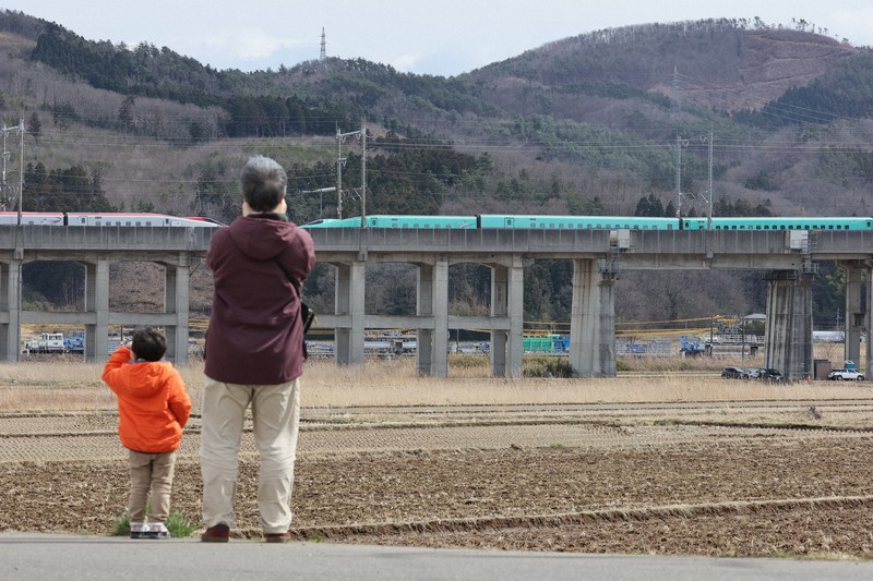 In Photos: Work to remove bullet train derailed by quake commences ...