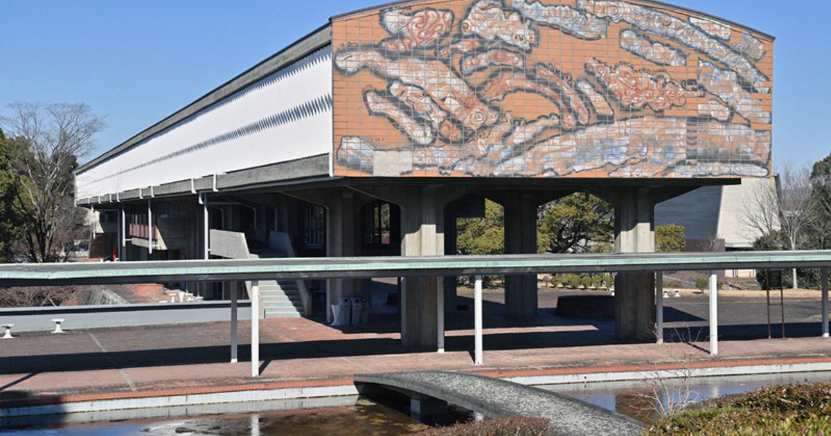 Retro Japan in Photos: Art college's large lecture hall has ...