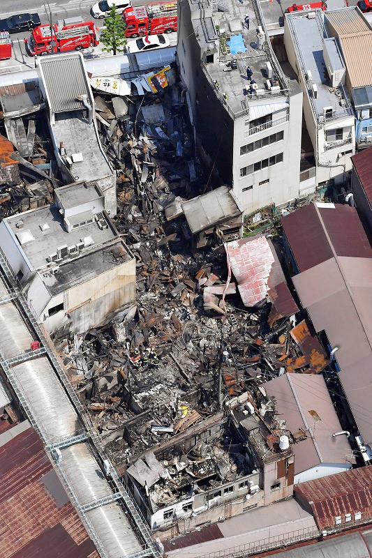北九州・旦過市場火災：北九州・旦過市場火災、実況見分 鎮火未確認、再建作業着手できず [写真特集1/7] | 毎日新聞