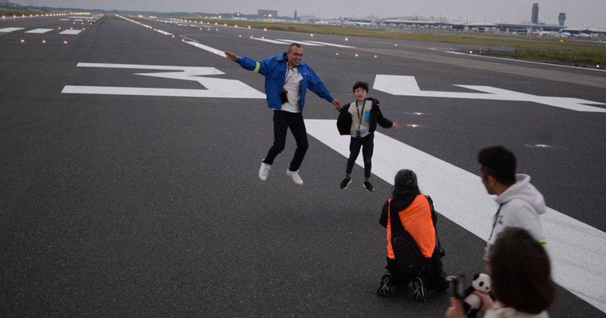 In Photos: First runway walking tour held at Japan's Narita airport ...