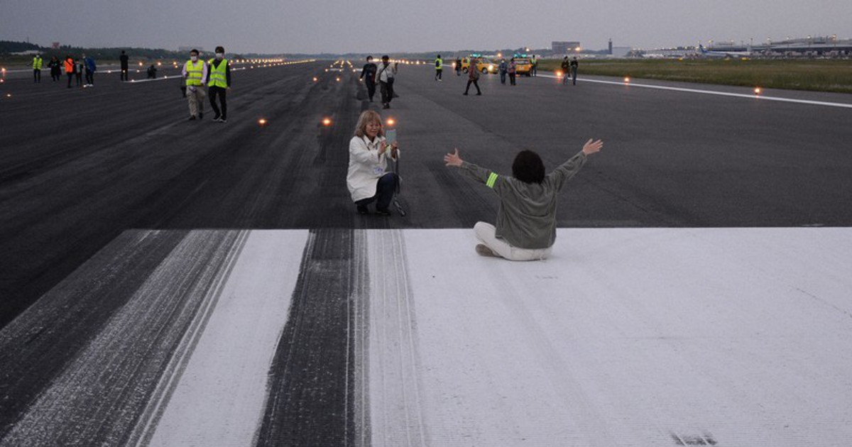 In Photos: First runway walking tour held at Japan's Narita airport ...