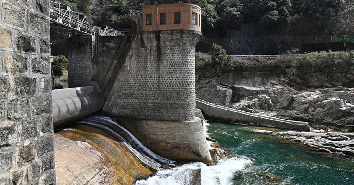 Retro Japan in Photos: Oldest roller dam in country in scenic canyon ...