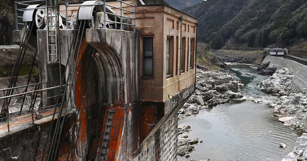 Retro Japan in Photos: Oldest roller dam in country in scenic canyon ...