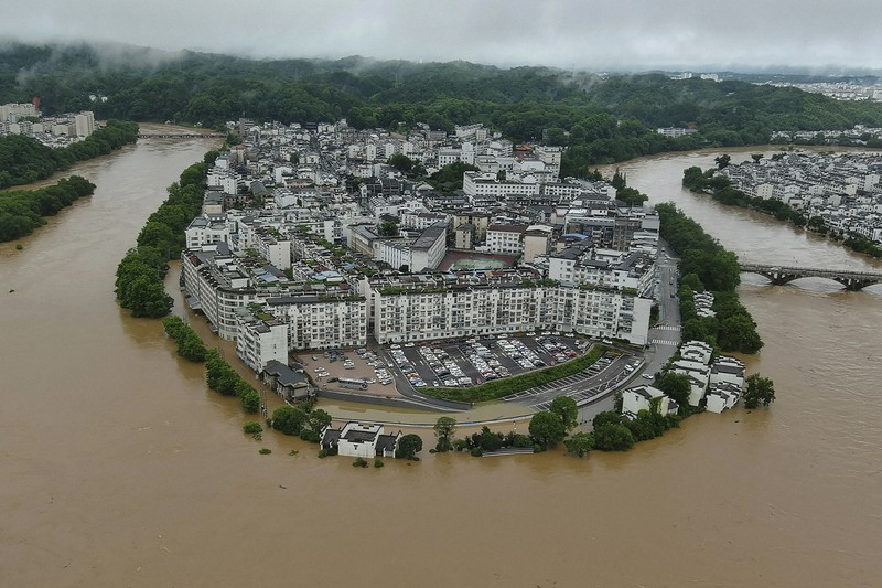 Heavy flooding, landslides destroy buildings, roads in China - The Mainichi