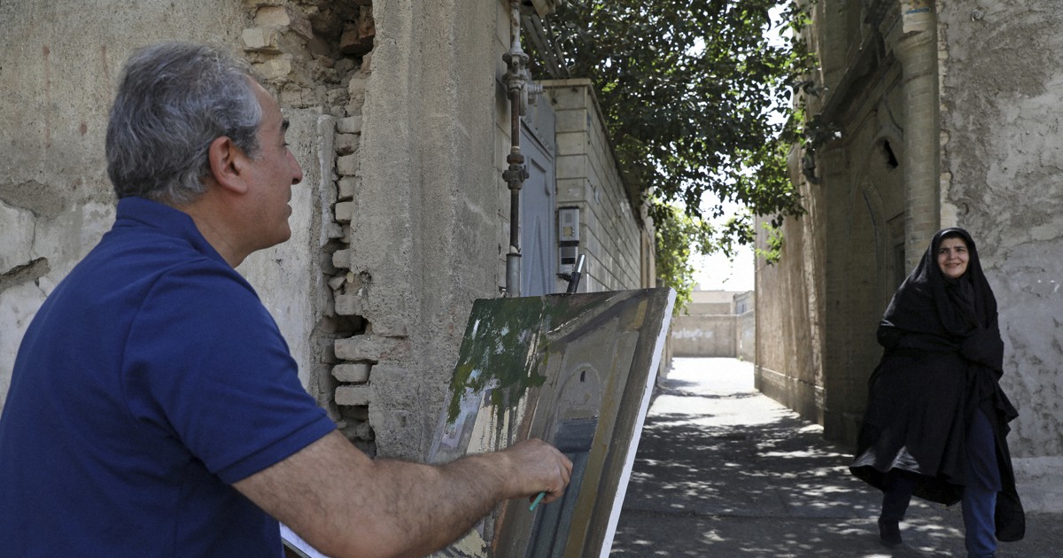 Iran's outdoor painters seek to capture, preserve old Tehran - The Mainichi