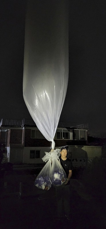 S Korean group floats balloons toward North amid animosities - The Mainichi