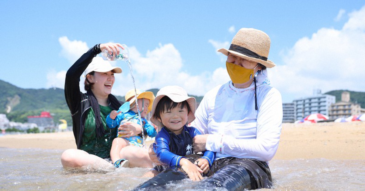 In Photos: Families soak up the fun at popular Kobe beach - The Mainichi