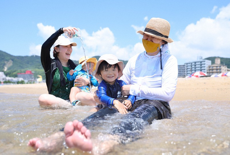 In Photos: Families soak up the fun at popular Kobe beach - The Mainichi
