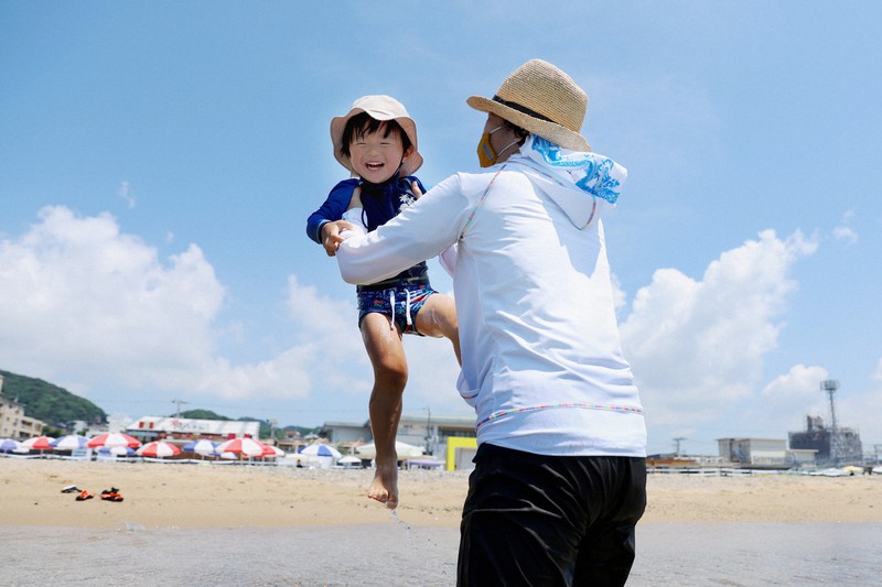 In Photos: Families soak up the fun at popular Kobe beach - The Mainichi