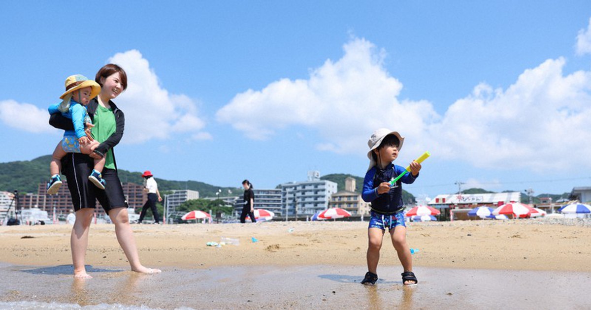 In Photos: Families soak up the fun at popular Kobe beach - The Mainichi