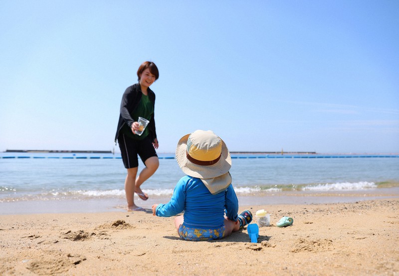 In Photos: Families soak up the fun at popular Kobe beach - The Mainichi
