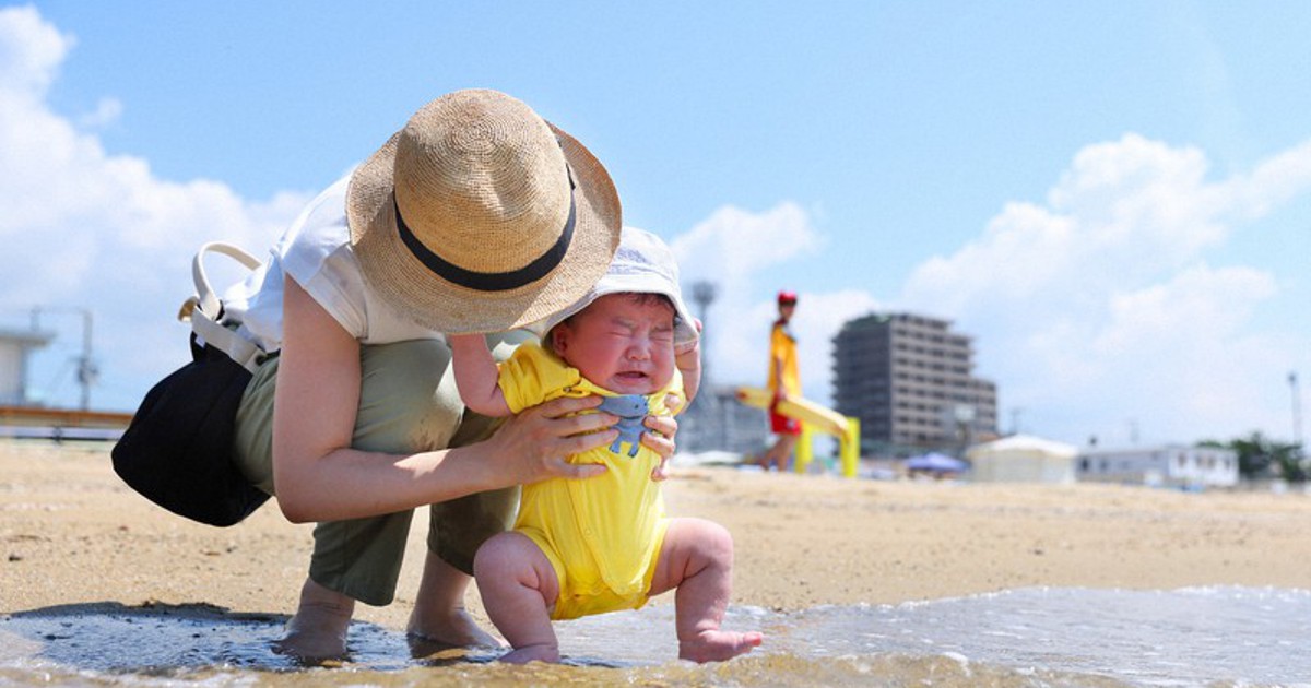 In Photos: Families soak up the fun at popular Kobe beach - The Mainichi
