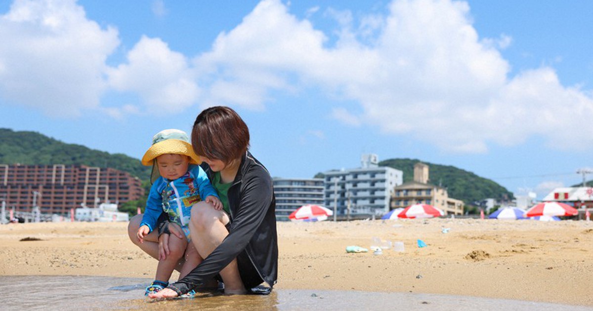 In Photos: Families soak up the fun at popular Kobe beach - The Mainichi
