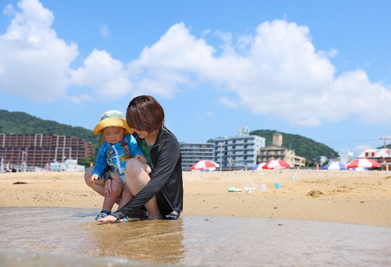In Photos: Families soak up the fun at popular Kobe beach - The Mainichi