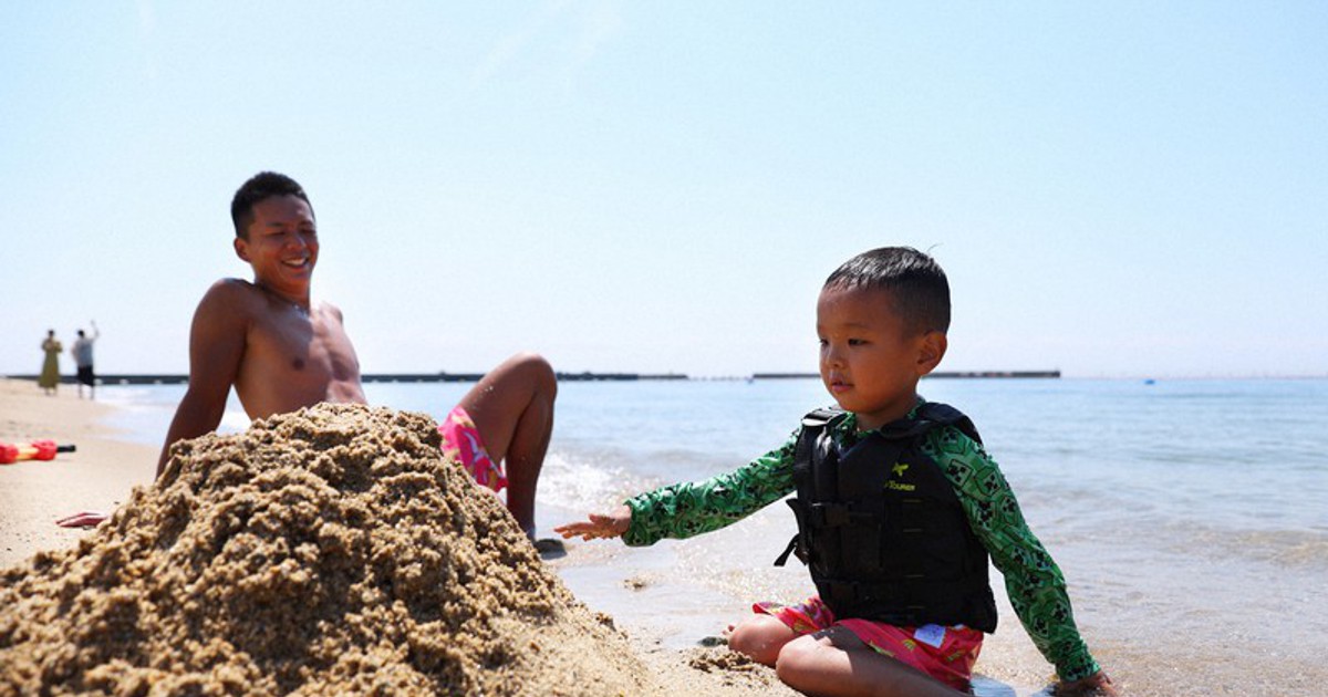 In Photos: Families soak up the fun at popular Kobe beach - The Mainichi