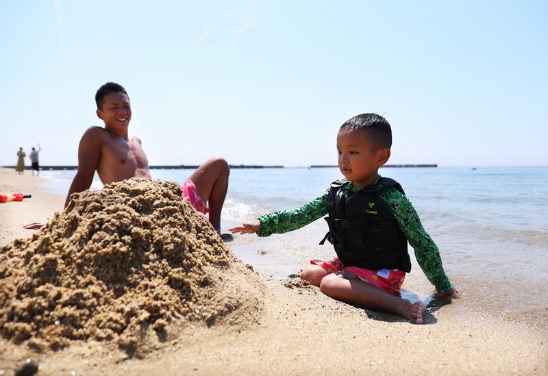 In Photos: Families soak up the fun at popular Kobe beach - The Mainichi