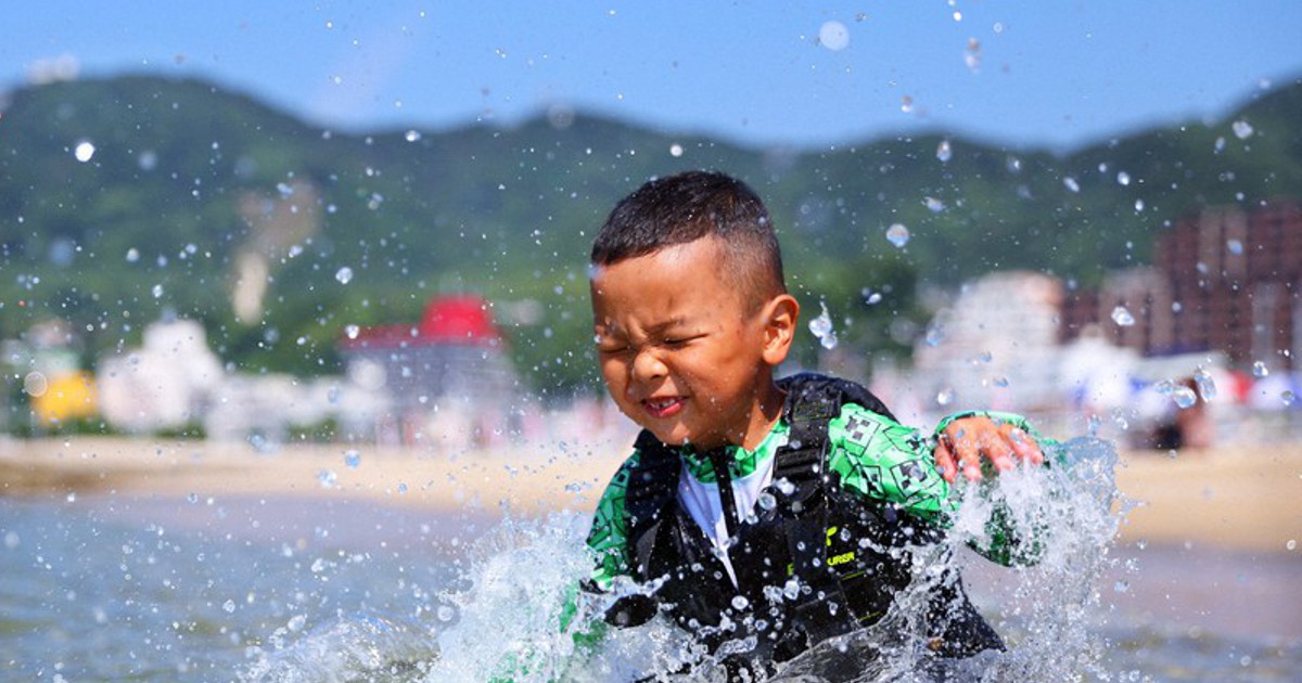 In Photos: Families soak up the fun at popular Kobe beach - The Mainichi
