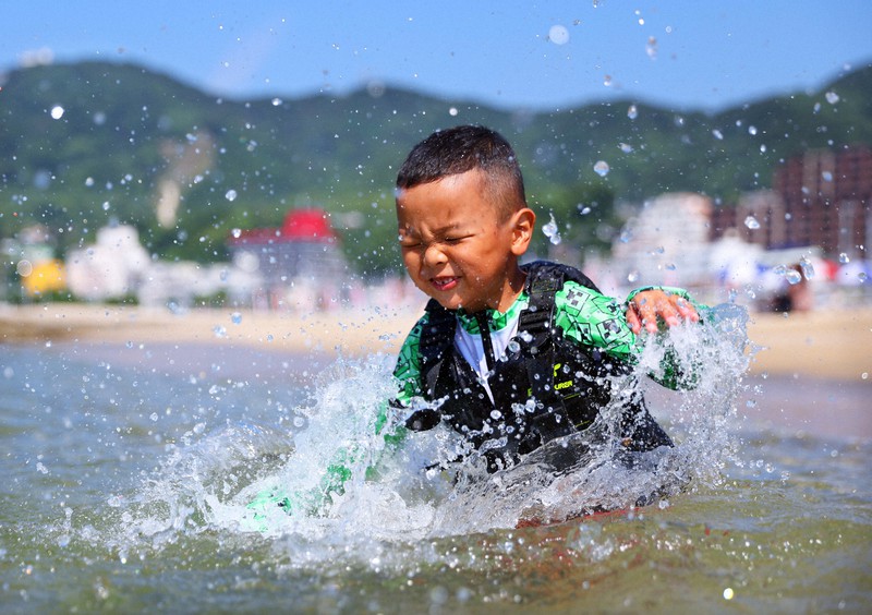 Popular Kobe beach opens to swimmers for 1st time in 3 years - The Mainichi