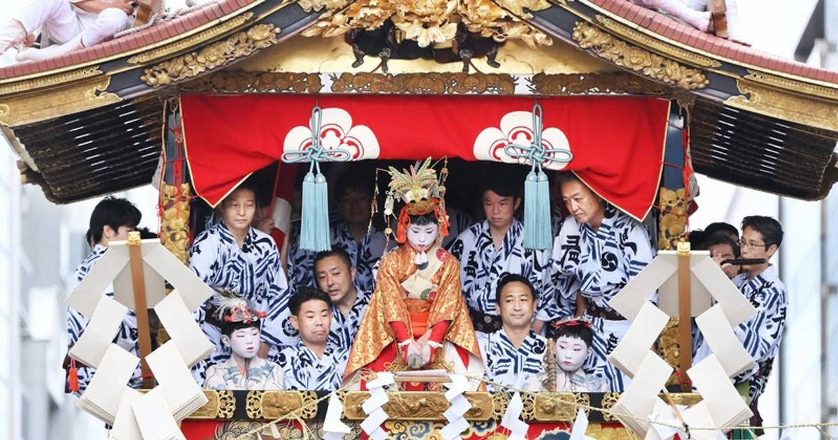 In Photos: Traditional floats parading through central Kyoto attract ...