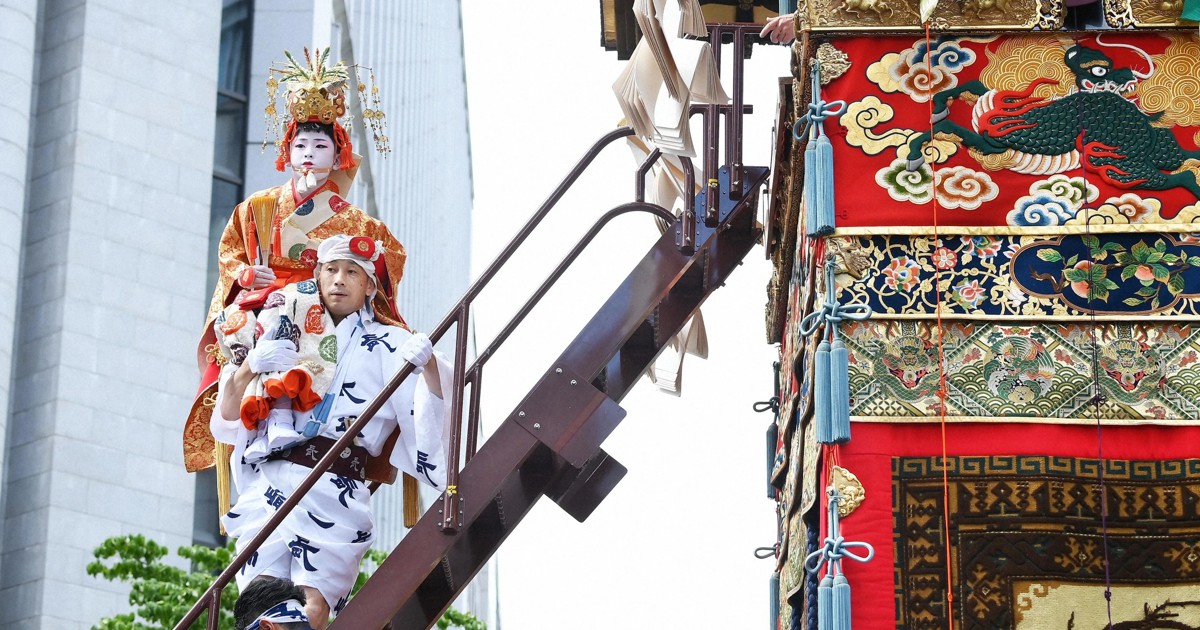 In Photos: Traditional floats parading through central Kyoto attract ...