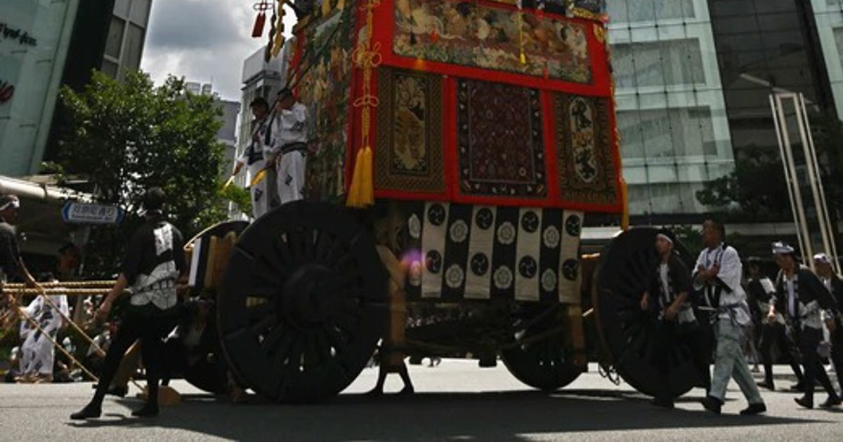 In Photos: Traditional floats parading through central Kyoto attract ...