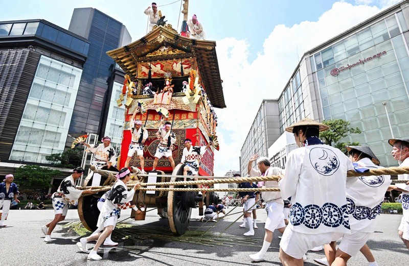 In Photos: Traditional floats parading through central Kyoto attract ...