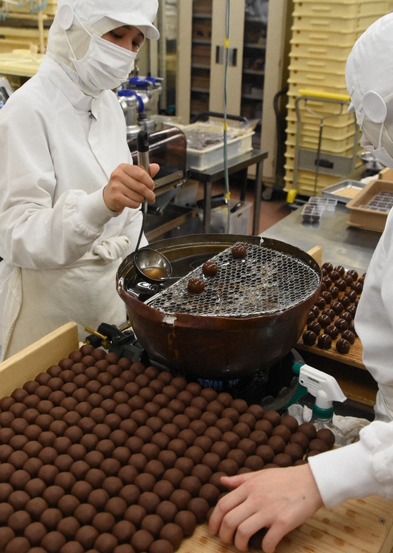 Sweets boom gone sour: Traditional Japanese confectionery shops ...