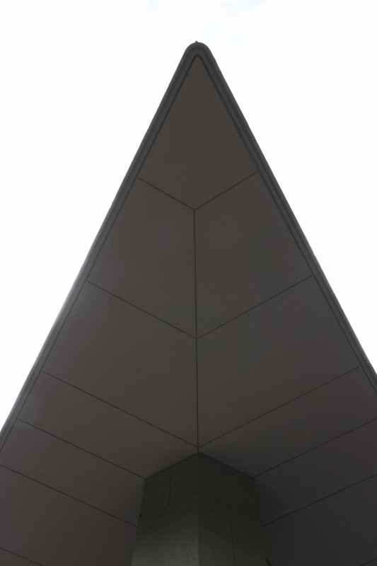 Retro Japan in Photos: Triangular library & museum in Tokyo a polygon ...